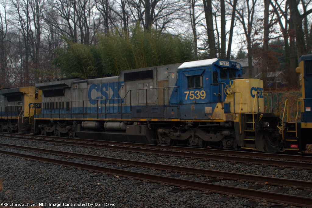 CSX C40-8 7539 in YN2 trails on Q418-14